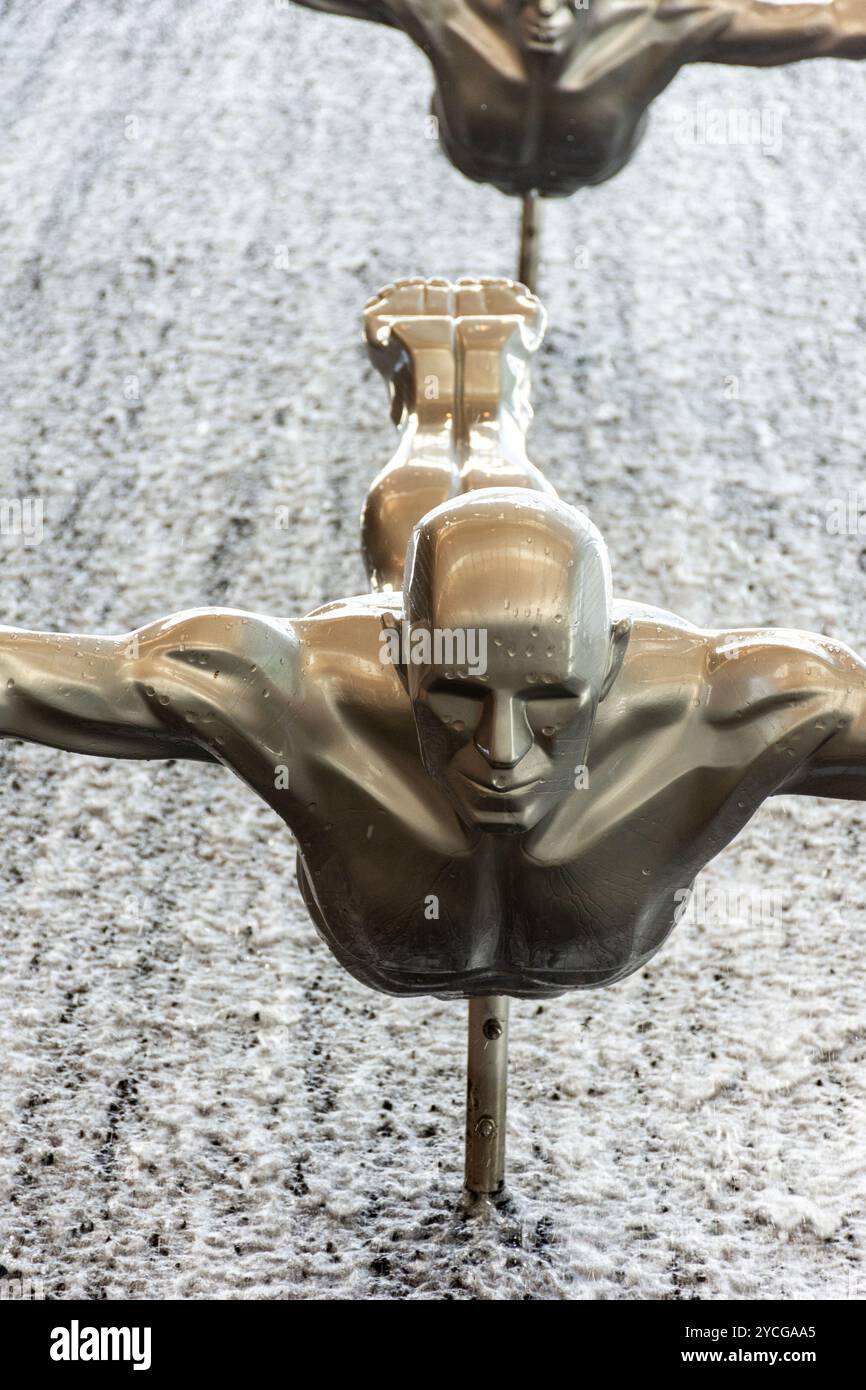 Waterfall diver statue hi-res stock photography and images - Alamy