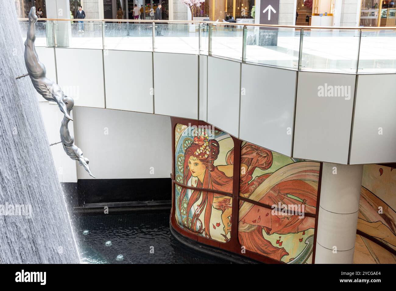 Waterfall diver statue hi-res stock photography and images - Alamy