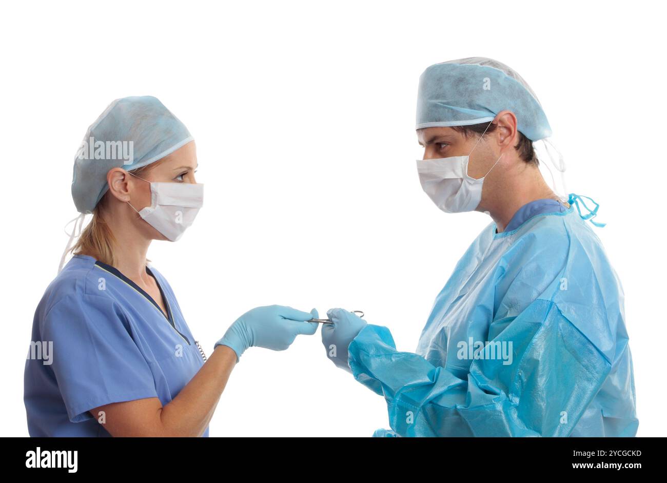 Scrub nurse handing surgeon forceps Stock Photo - Alamy