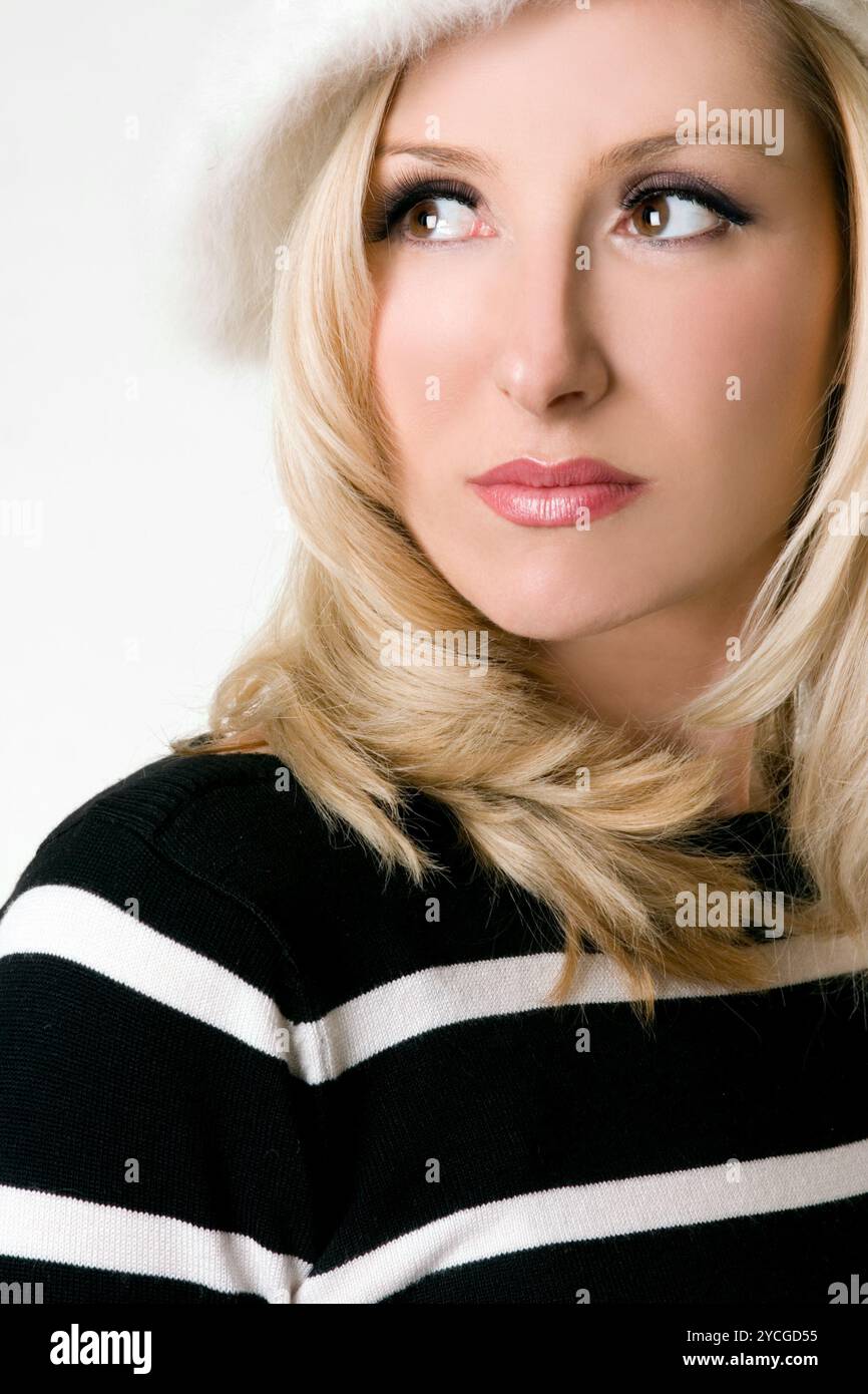 Woman looking over shoulder fear hi-res stock photography and images ...