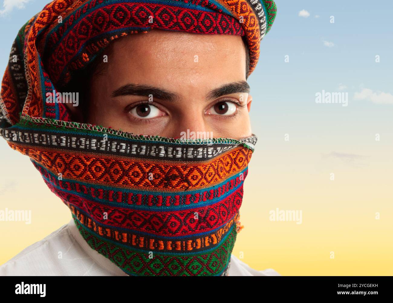 Arab man wearing keffiyeh Stock Photo - Alamy