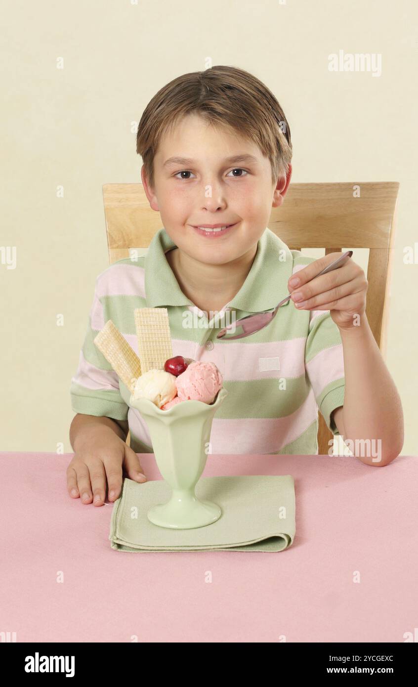 Kid ice cream wafer hi-res stock photography and images - Alamy