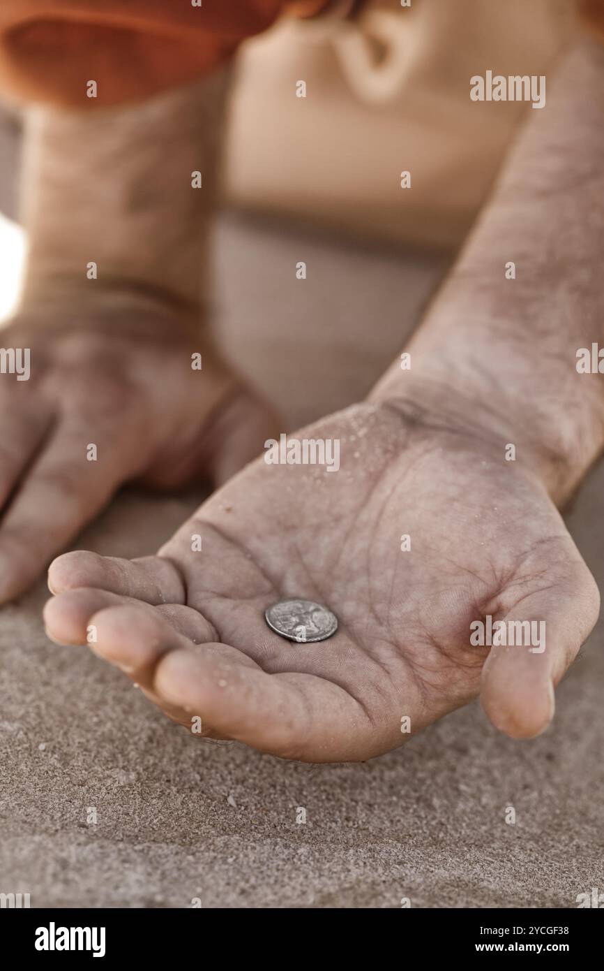 Hand and coin hi-res stock photography and images - Alamy