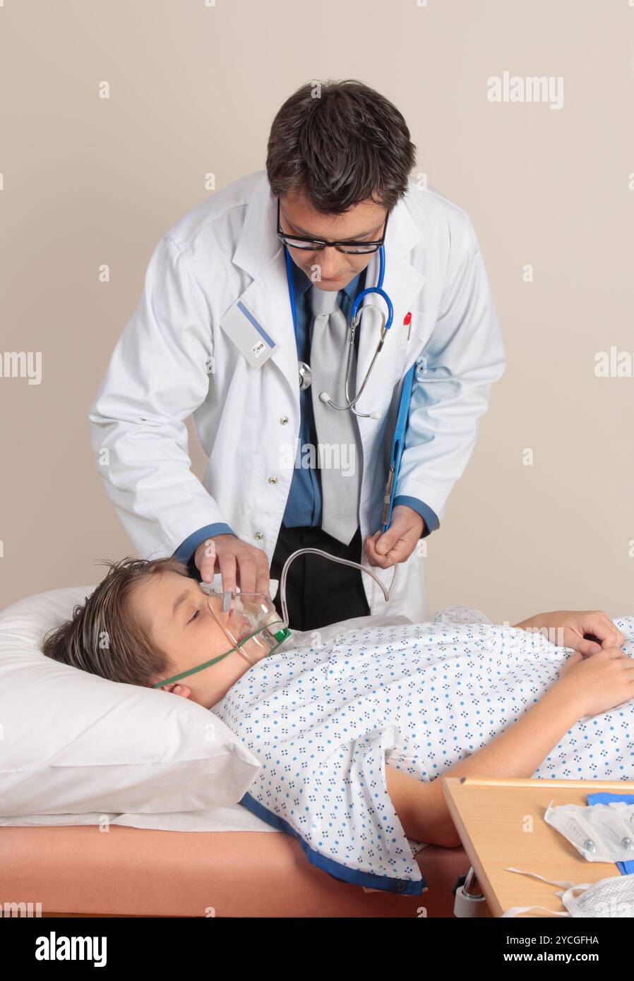 Doctor treating a patient, adjusting a face mask Stock Photo - Alamy