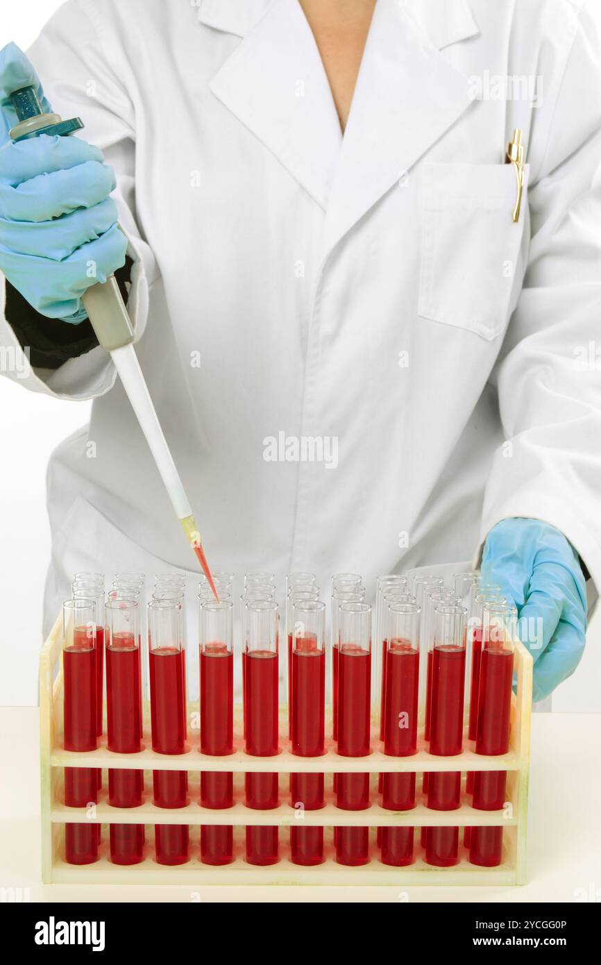 Using a micropipette hi-res stock photography and images - Alamy