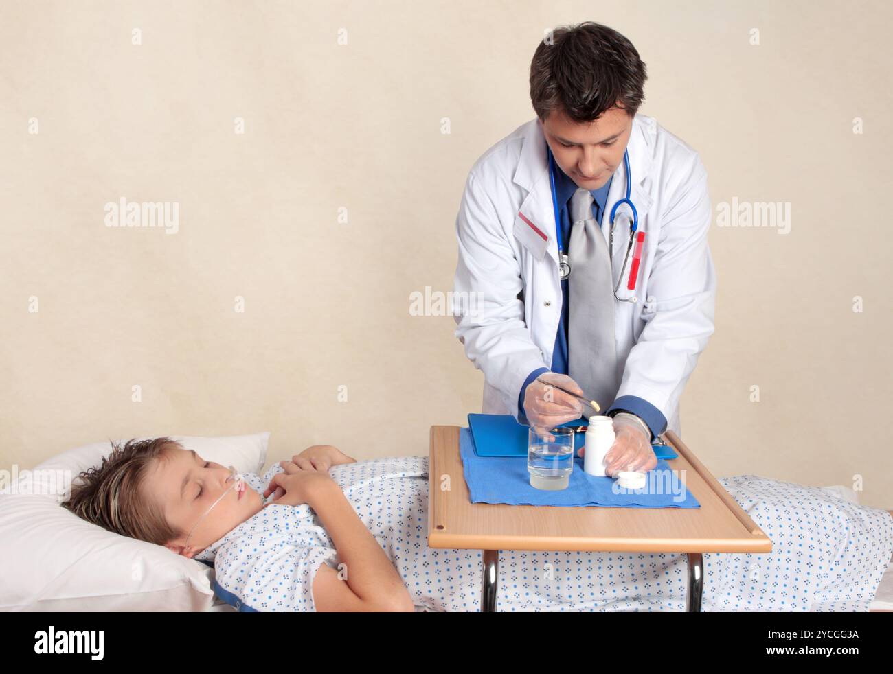Doctor preparing medication dose Stock Photo - Alamy
