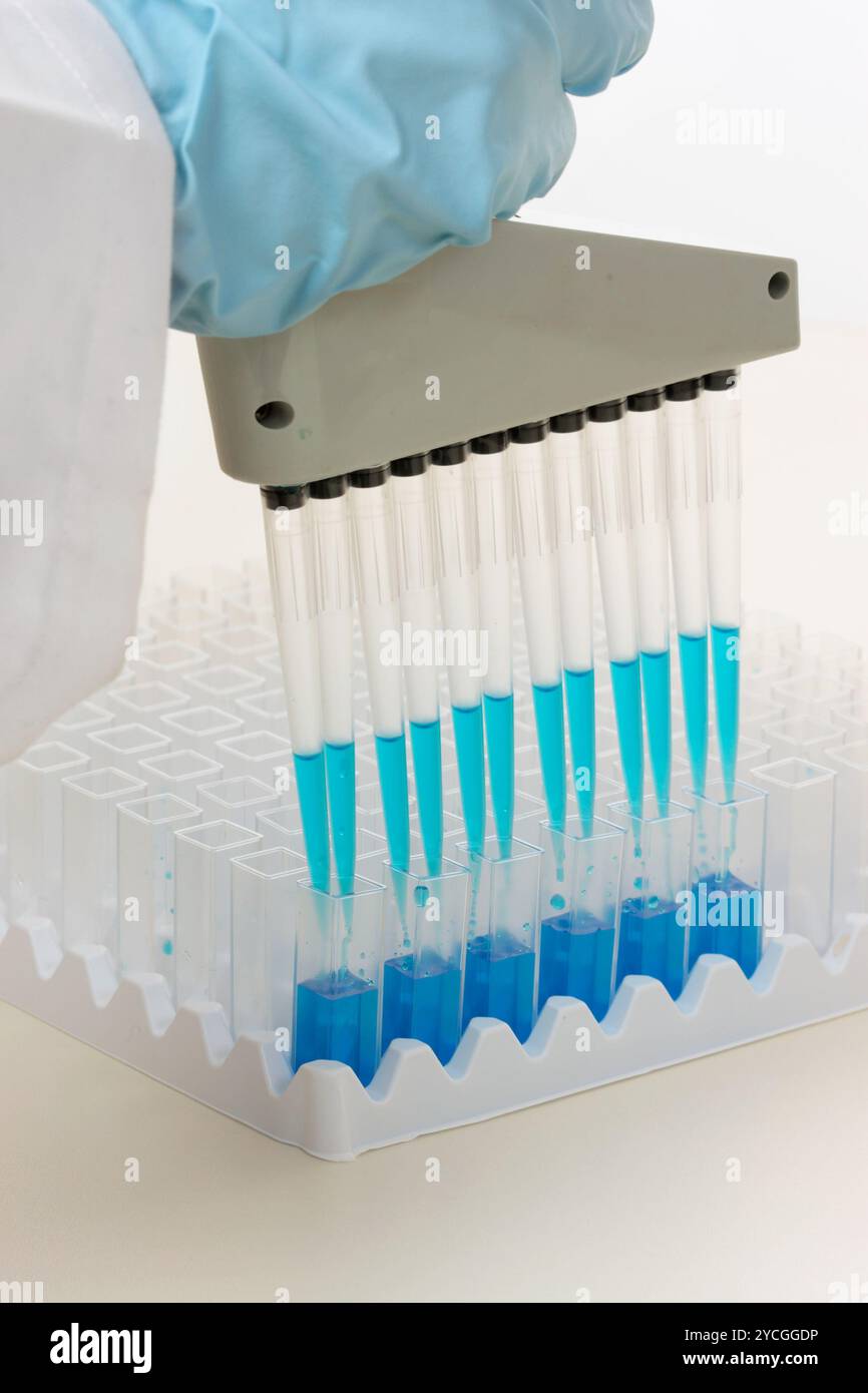 Using a micropipette hi-res stock photography and images - Alamy