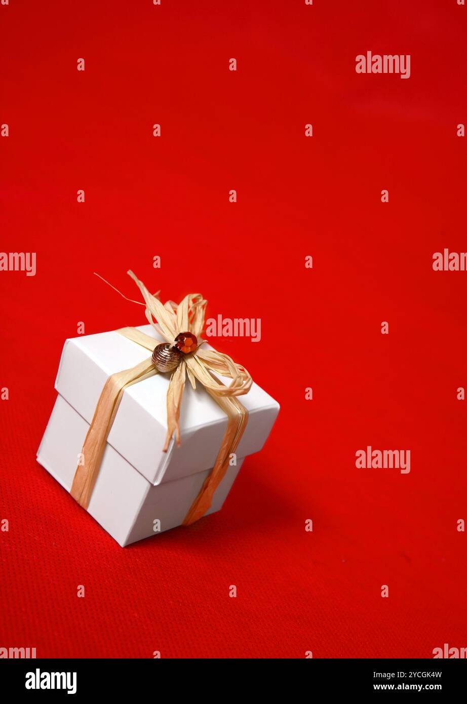 Gift box presentt tied with raffia and beads Stock Photo - Alamy