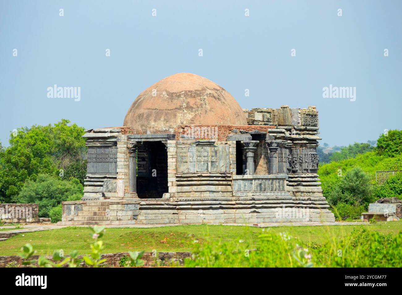 View of the temple with broken shikhara, Kumbheshwara Mahadev Temple ...