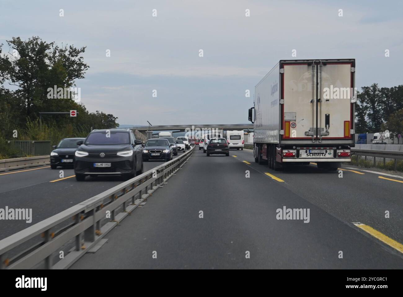 Autobahn-Baustelle mit Fahrbahnverengung auf der A3. Foto: Verengte ...