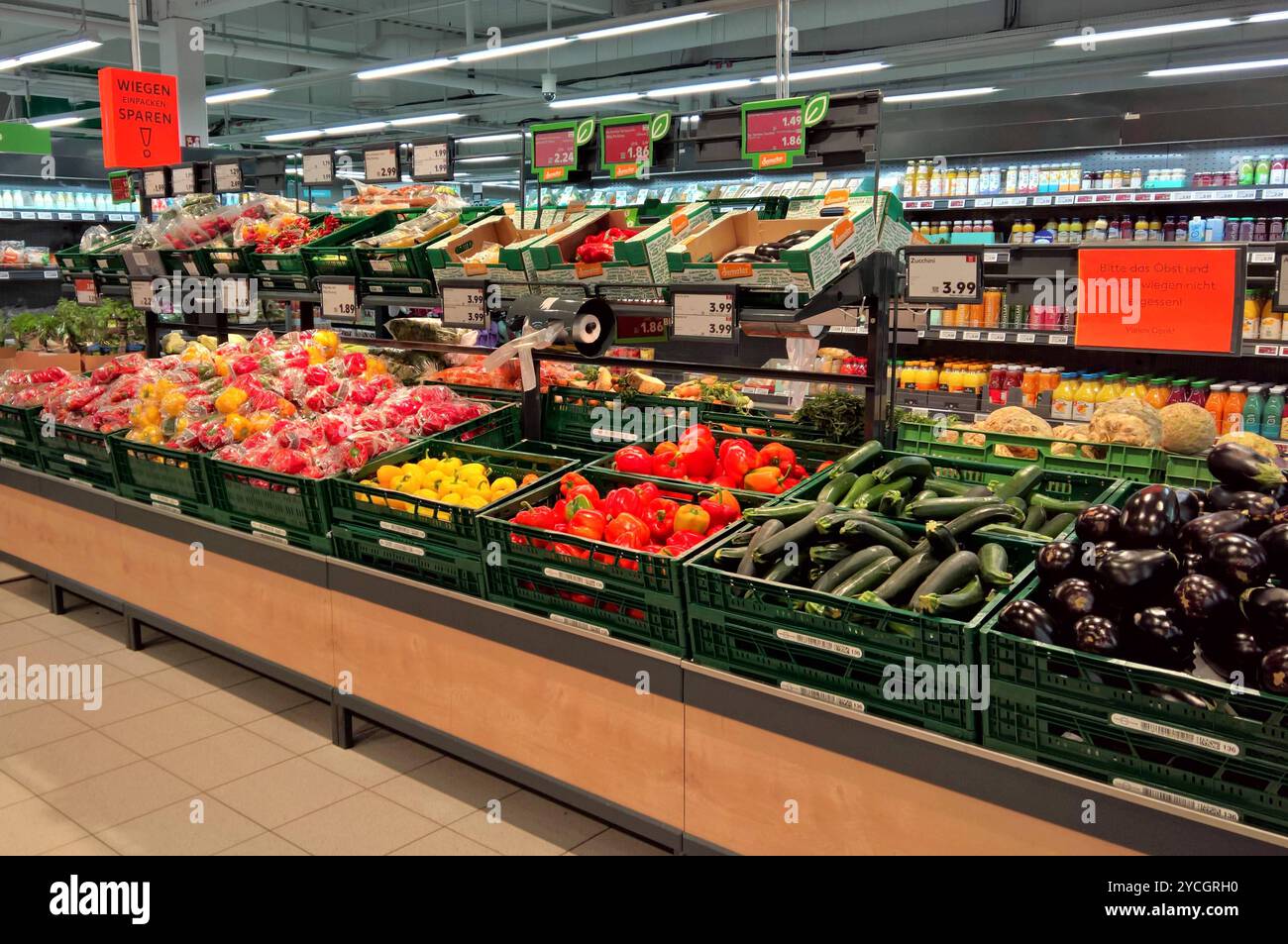 Obst- und Gemüse-Abteilung im Supermarkt *** Fruit and vegetable ...