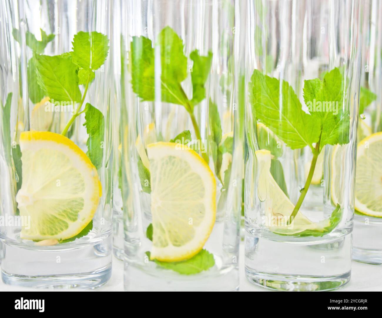 Cocktail glass outline hi-res stock photography and images - Alamy