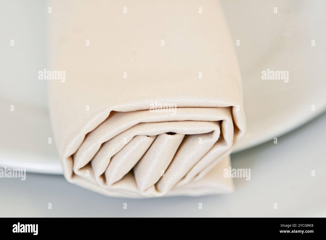 Cloth napkin on plate Stock Photo - Alamy
