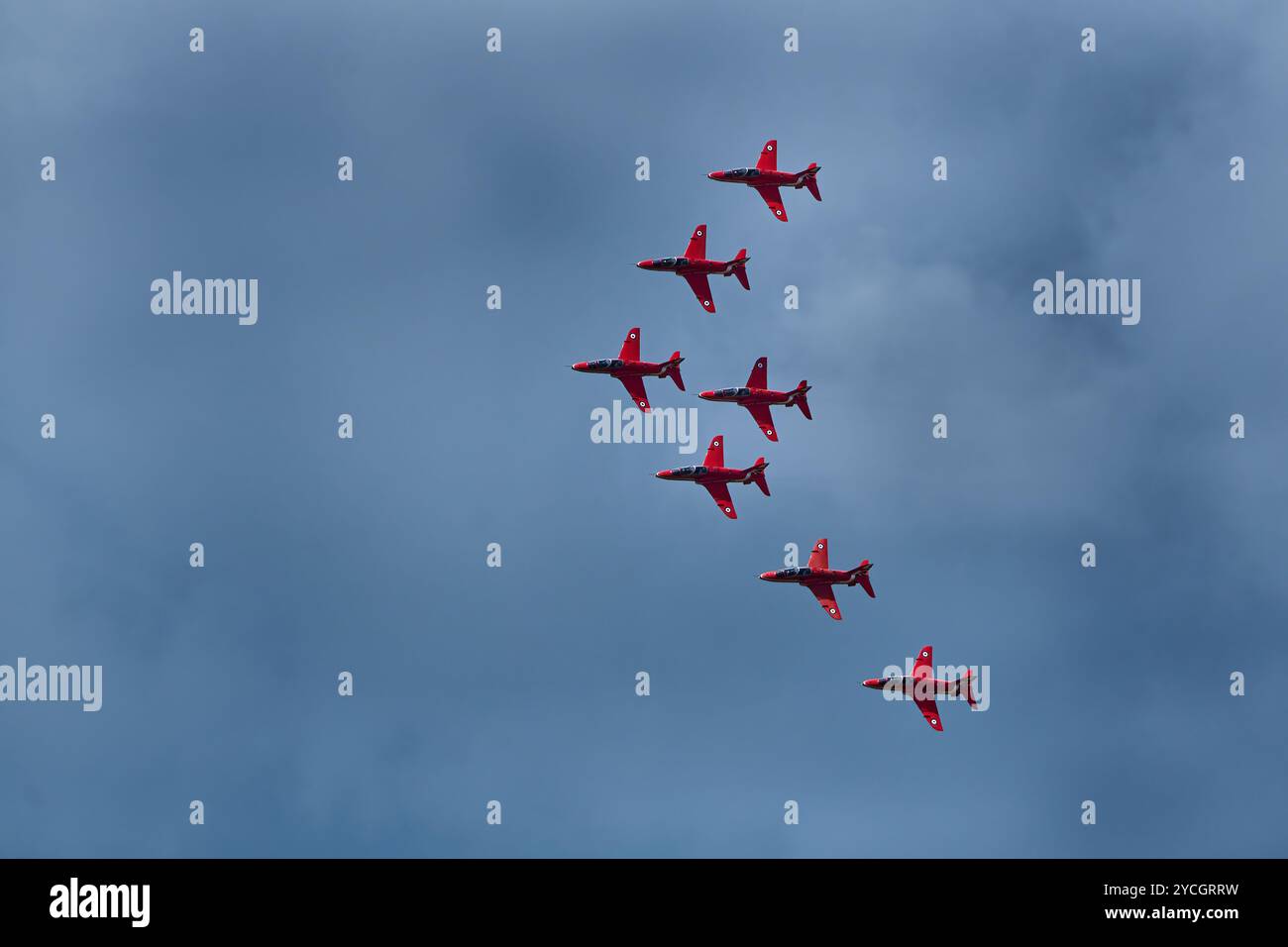 Red arrow with blue sky hi-res stock photography and images - Alamy