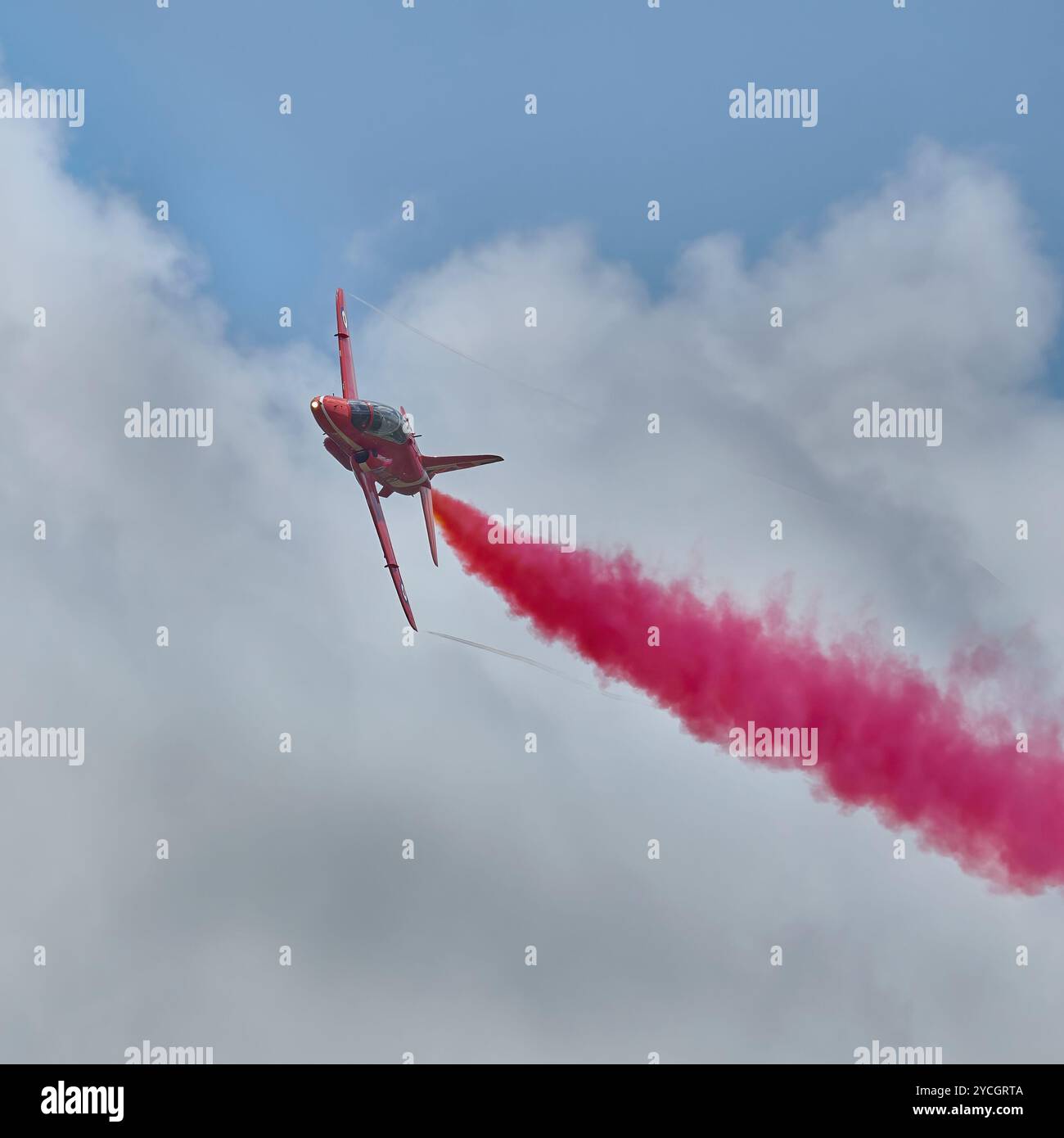 Red arrow with blue sky hi-res stock photography and images - Alamy