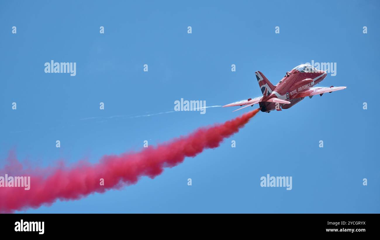 Red arrow with blue vapour trail hi-res stock photography and images ...