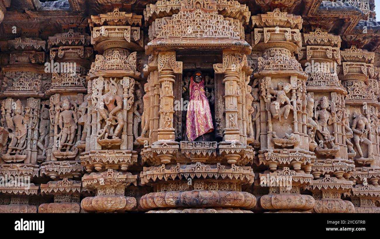 Carvings of Hindu deities on Jasmalnathji Mahadev Temple, Asoda ...