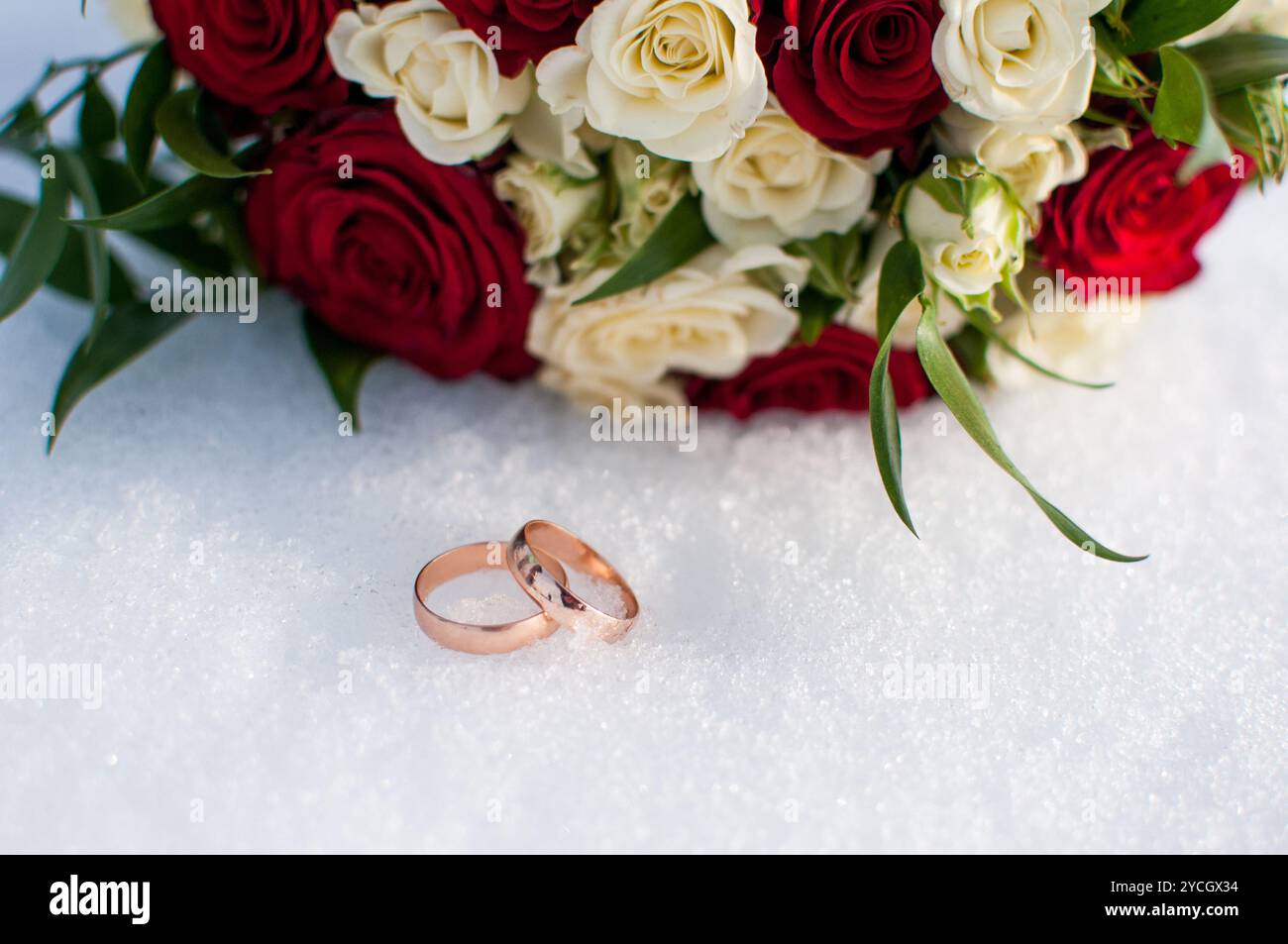 Romantic Winter Wedding Rings and Bouquet on Snowy Background Stock ...