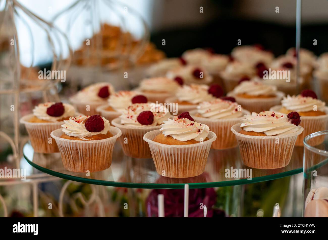 Cupcakes display stand hi-res stock photography and images - Alamy