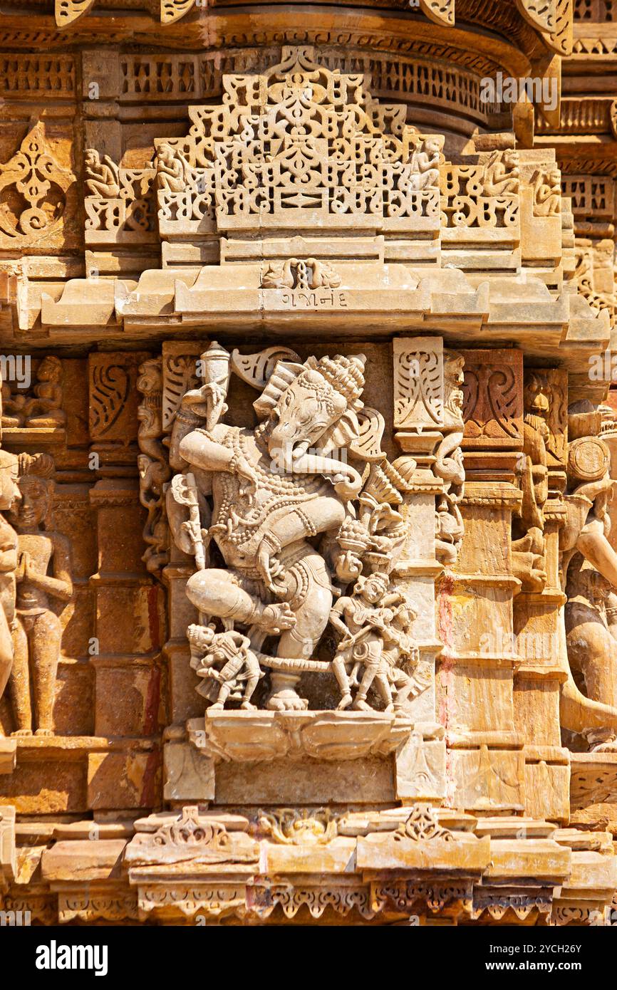Carving of dancing lord ganesha hi-res stock photography and images - Alamy