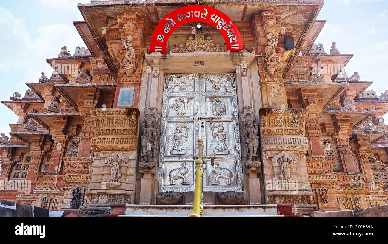 View of the main entrance gate of Shamlaji Vishnu Temple, Aravalli ...