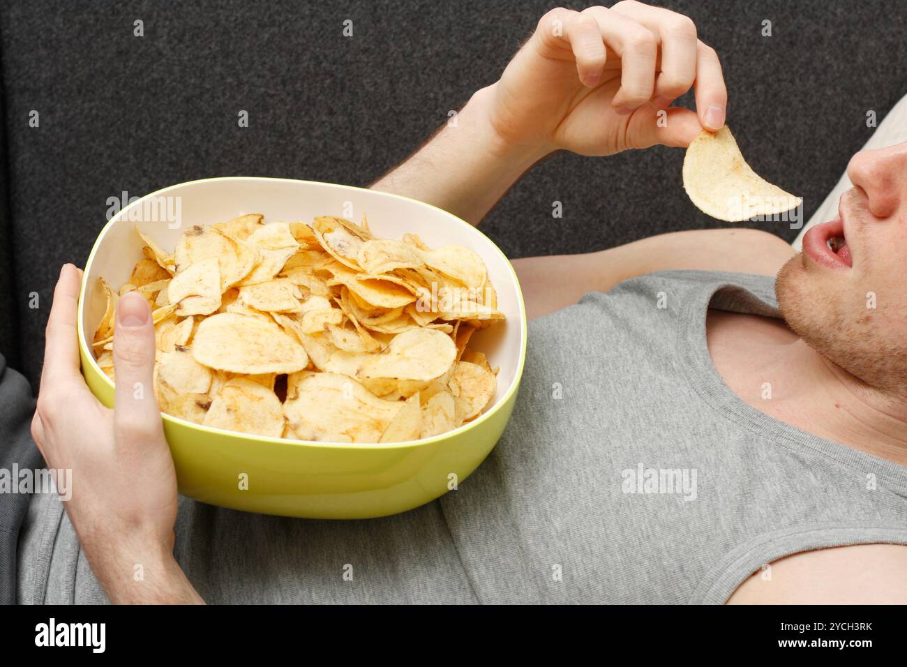Man eating potato chips television hi-res stock photography and images ...