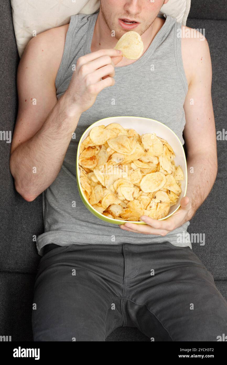Man eating potato chips television hi-res stock photography and images ...