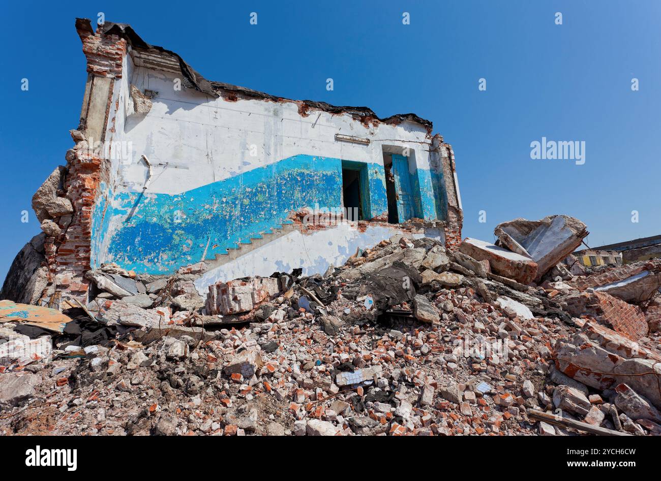 Office building with hole hi-res stock photography and images - Alamy