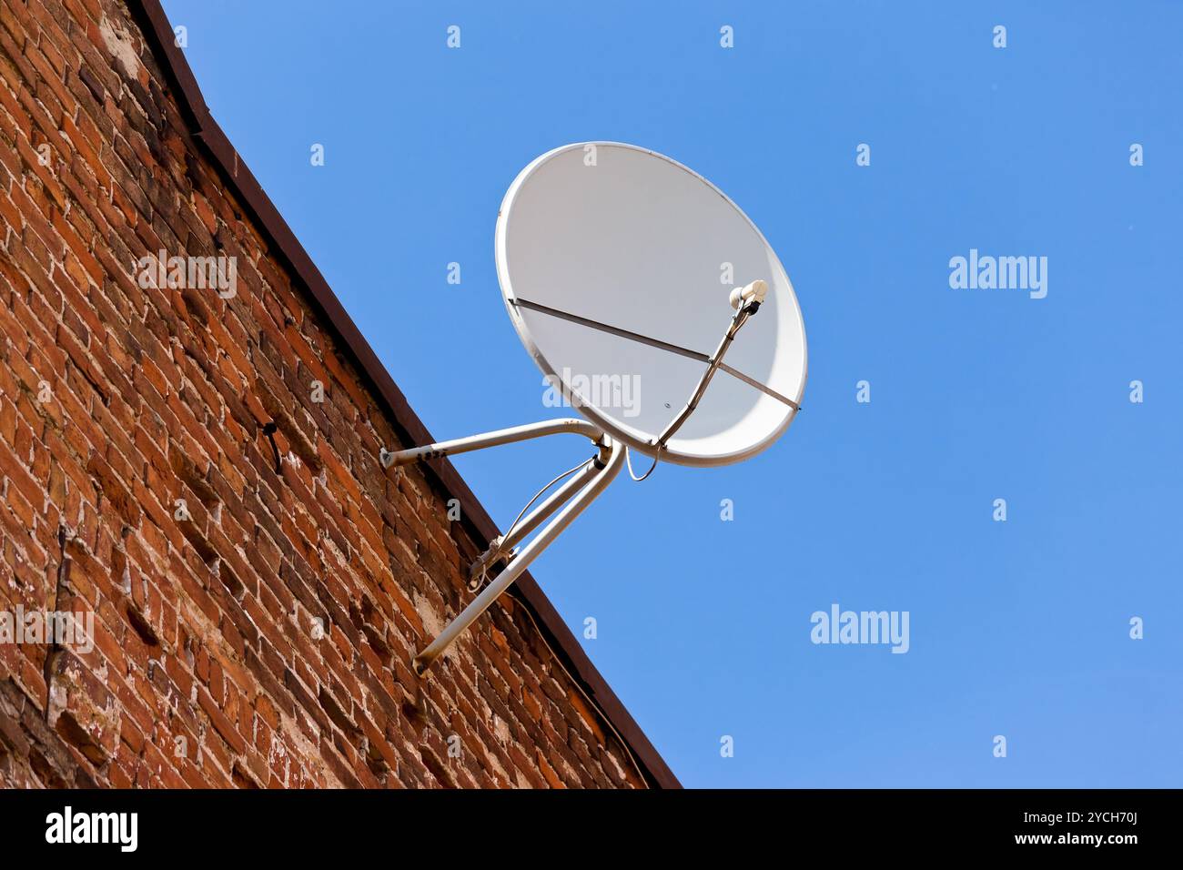 Old satellite dish hi-res stock photography and images - Alamy