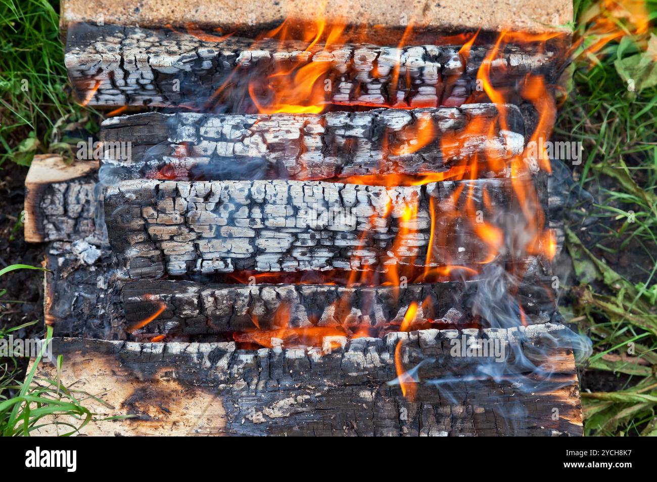 Burning firewood in fire bonfire hi-res stock photography and images ...