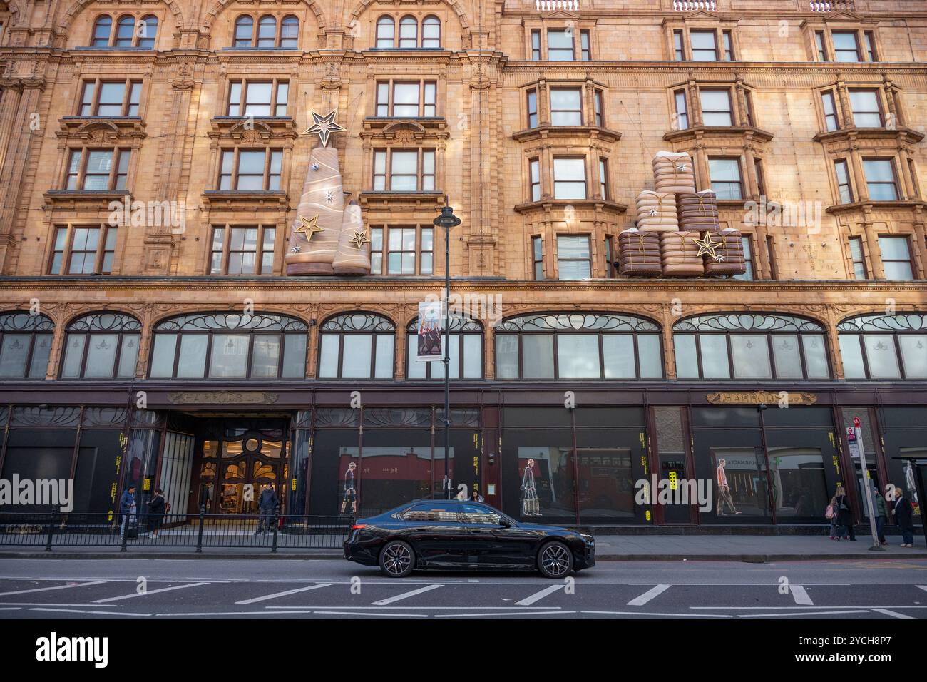 Harrods Knightsbridge, London, UK. 23rd Oct, 2024. The frontage of ...