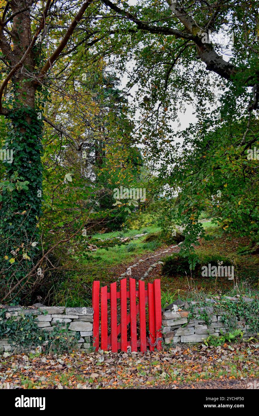 Red gate in fence hi-res stock photography and images - Alamy