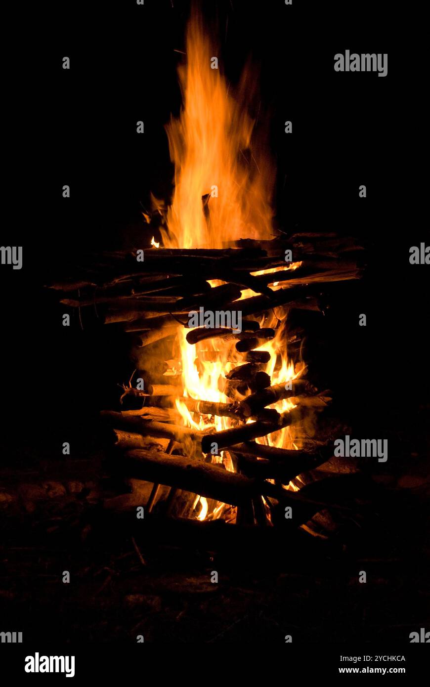 Campfire burning hi-res stock photography and images - Alamy