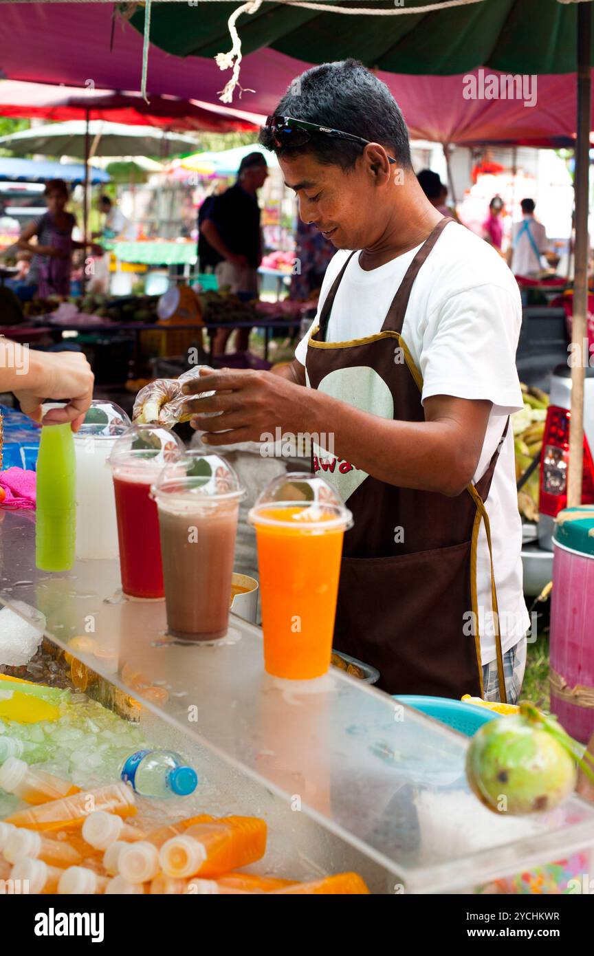 Thai man selling fresh juice at market, Phuket Stock Photo - Alamy