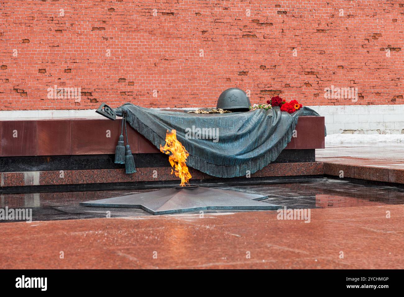 Tomb of the Unknown Soldier with eternal flame in Alexander Garden ...
