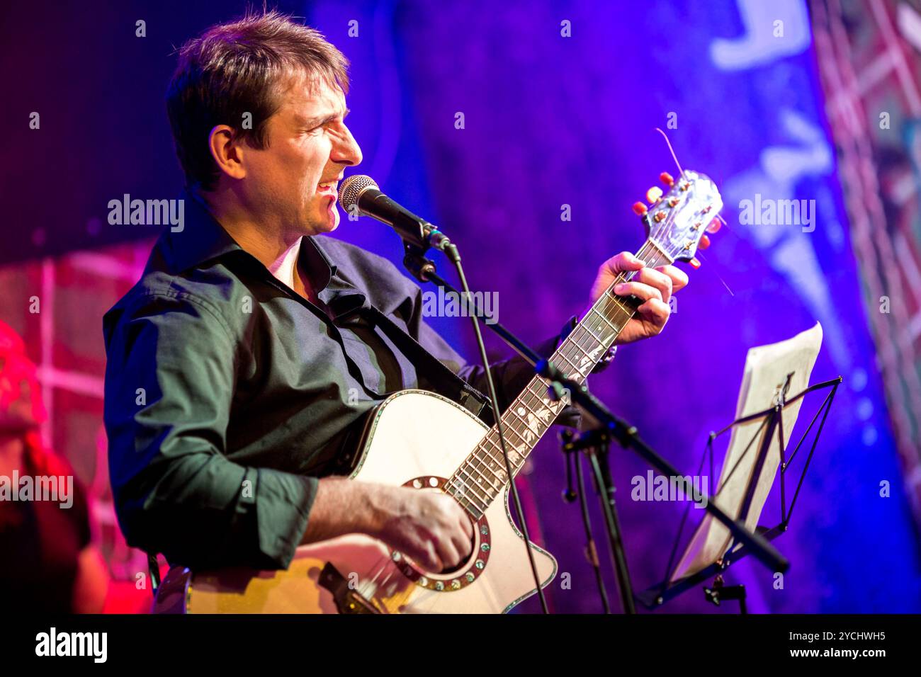 Sound plays hi-res stock photography and images - Alamy