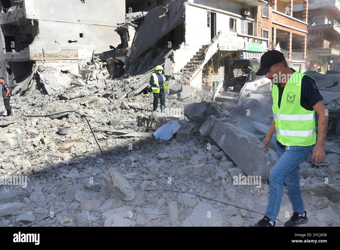Lebanese Civil Defense and Emergency Teams carry out search and rescue ...