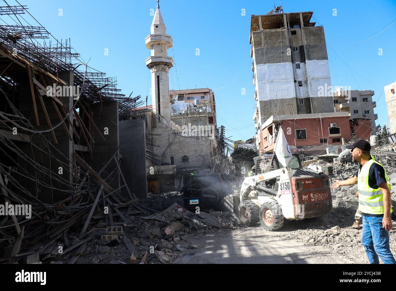 Lebanese Civil Defense and Emergency Teams carry out search and rescue ...