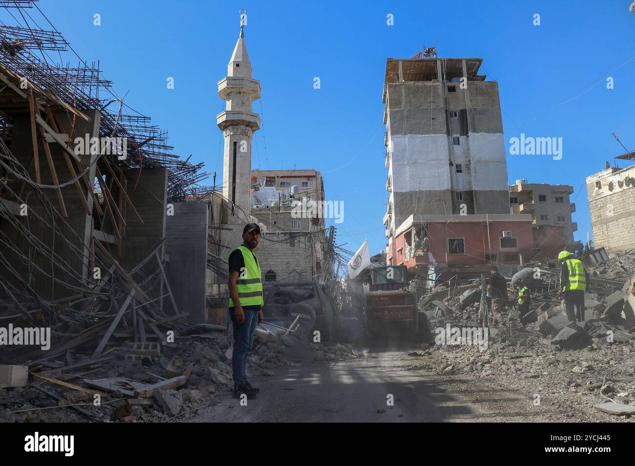 Lebanese Civil Defense and Emergency Teams carry out search and rescue ...