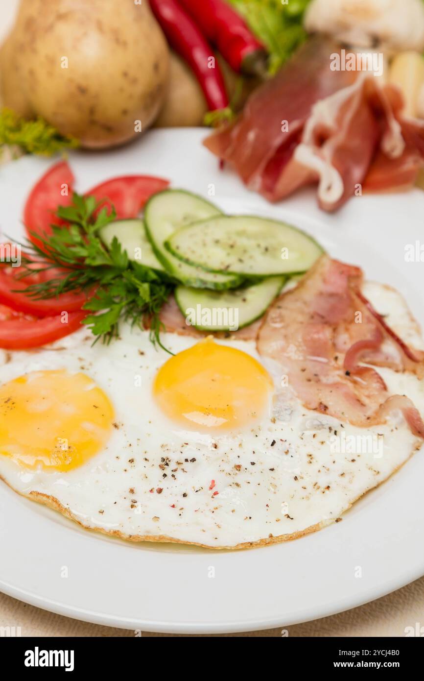 Traditional breakfast eggs bacon hi-res stock photography and images ...