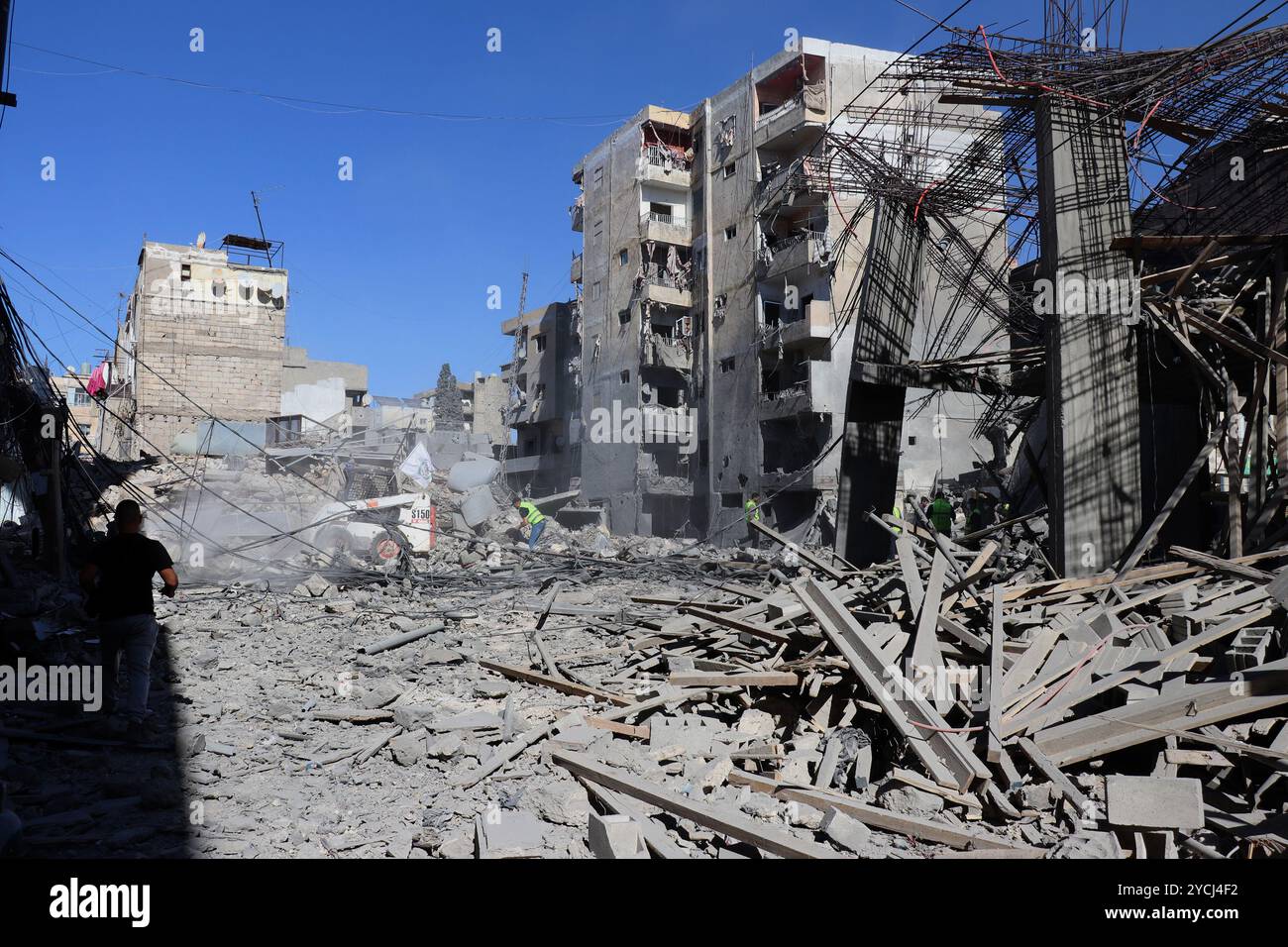 Lebanese Civil Defense and Emergency Teams carry out search and rescue ...