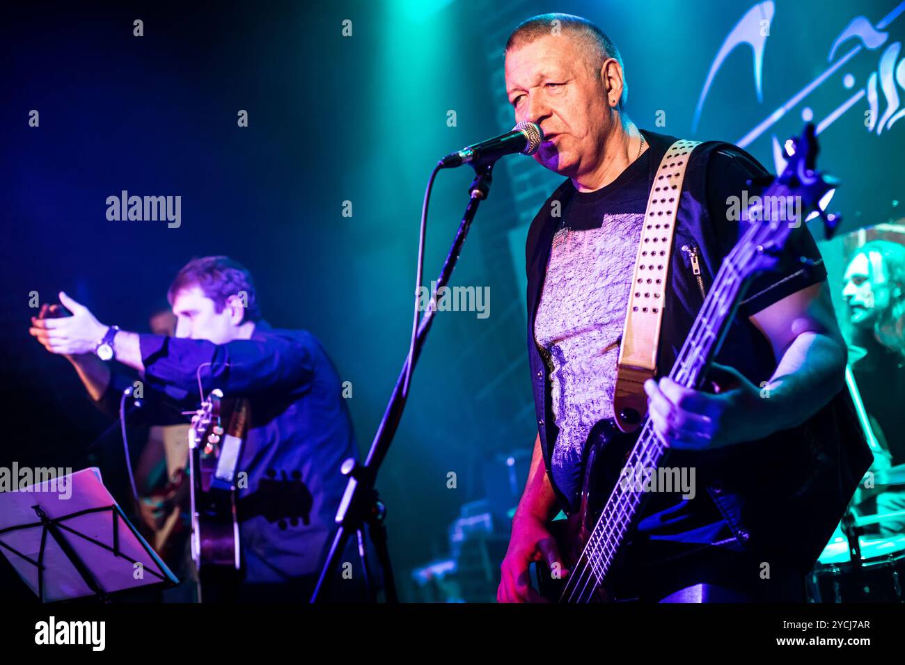 Group playing on stage hi-res stock photography and images - Alamy