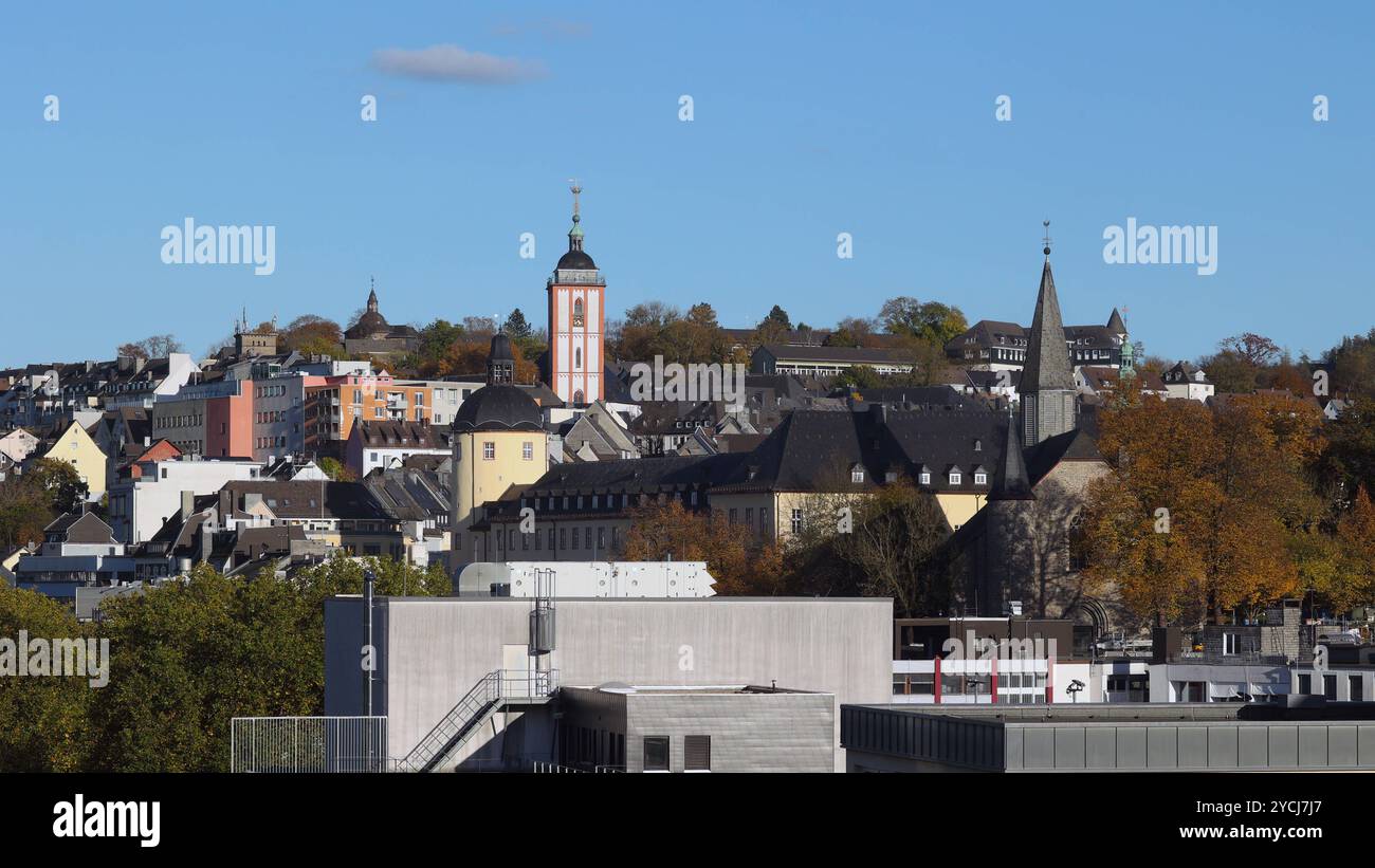 Goldener Oktober. Die Stadt Siegen wird 2024 800 Jahre alt. Blick auf die Universitaetsstadt ...
