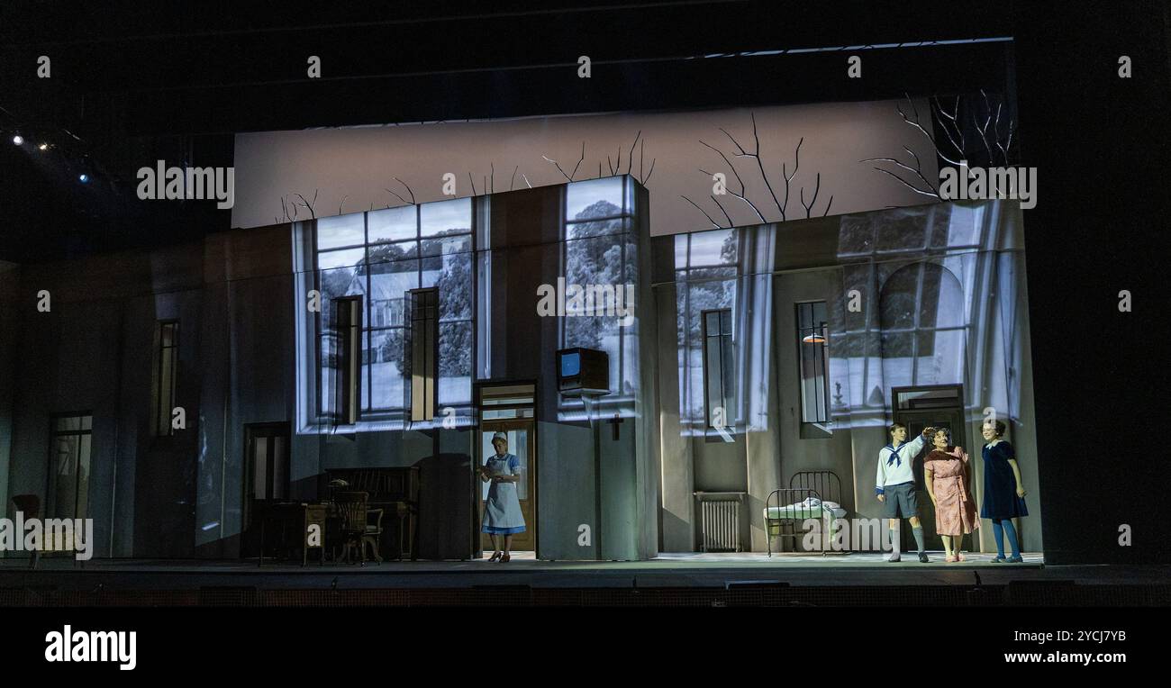 Turn of the century interior hi-res stock photography and images - Alamy