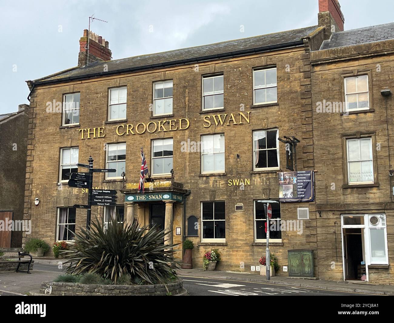 The Crooked Swan at Crewkerne in Somerset Stock Photo - Alamy