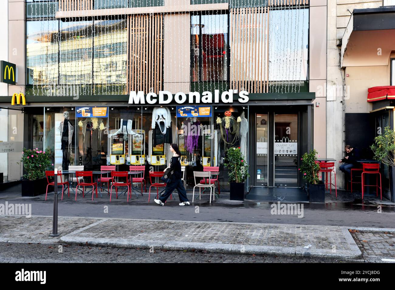 Paris mcdonald's restaurant hi-res stock photography and images - Alamy