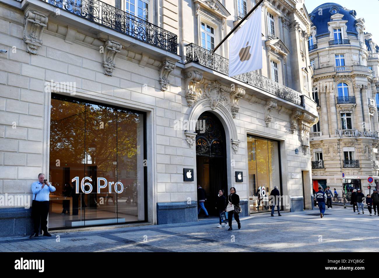 APPLE flat store on Avenue des Champs Elysées - Paris - France Stock Photo - Alamy