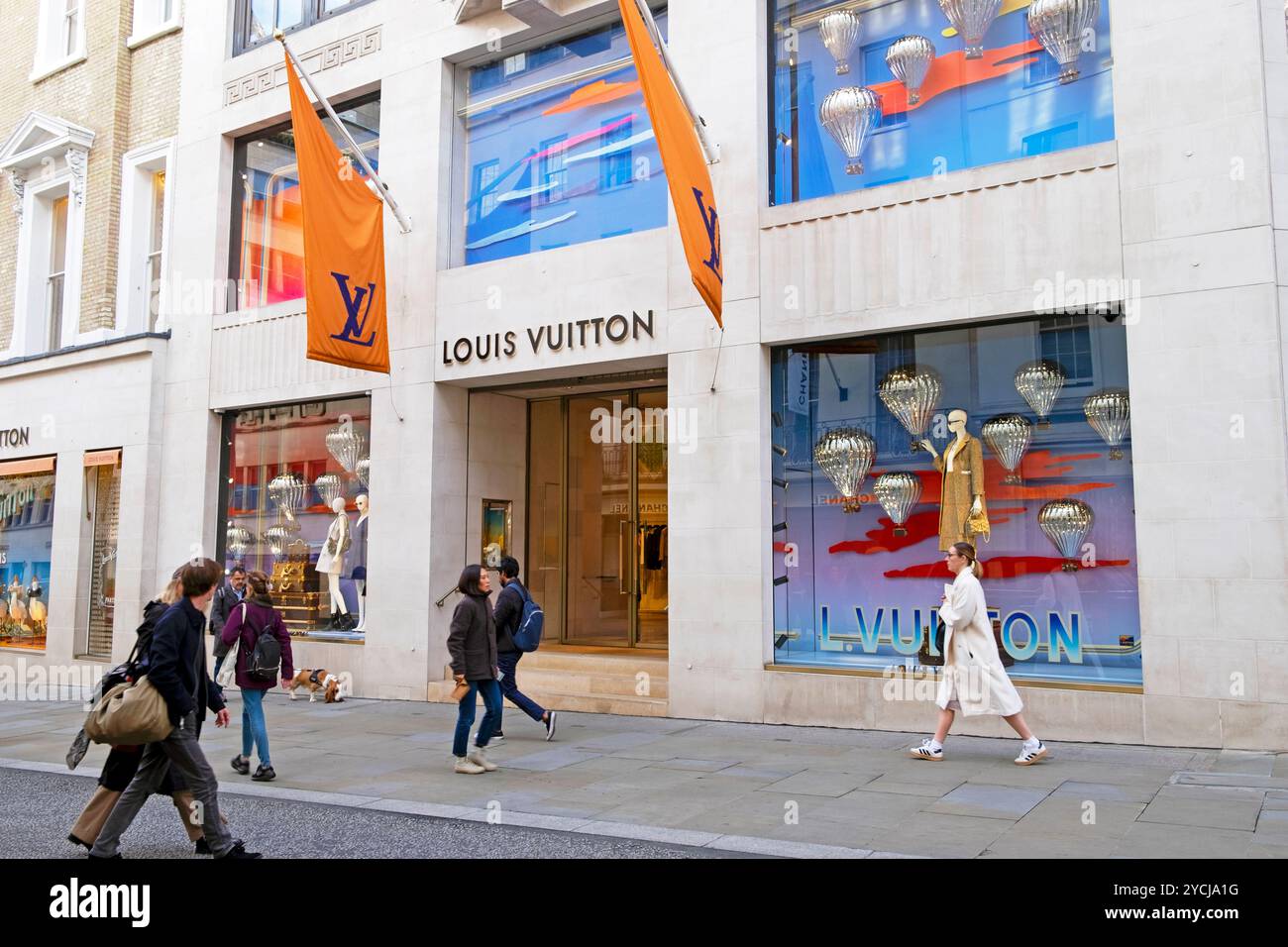 London luxury shoppers hi-res stock photography and images - Alamy