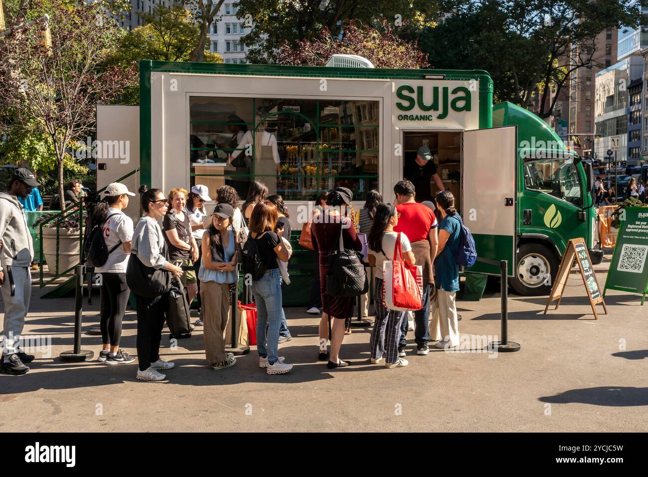 Brand activation of Suja Organic juices in Flatiron Plaza in New York ...