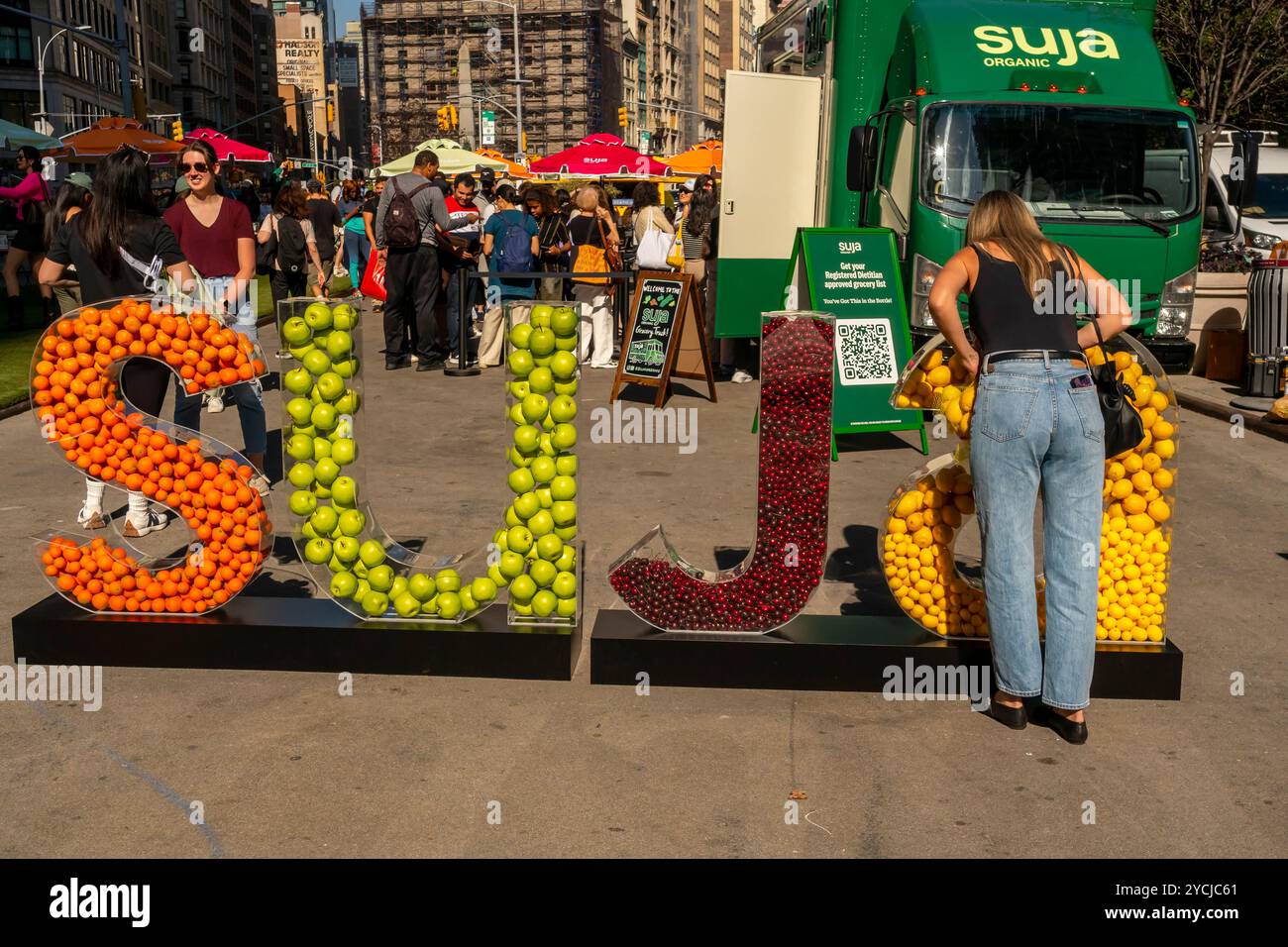 Brand activation of Suja Organic juices in Flatiron Plaza in New York ...